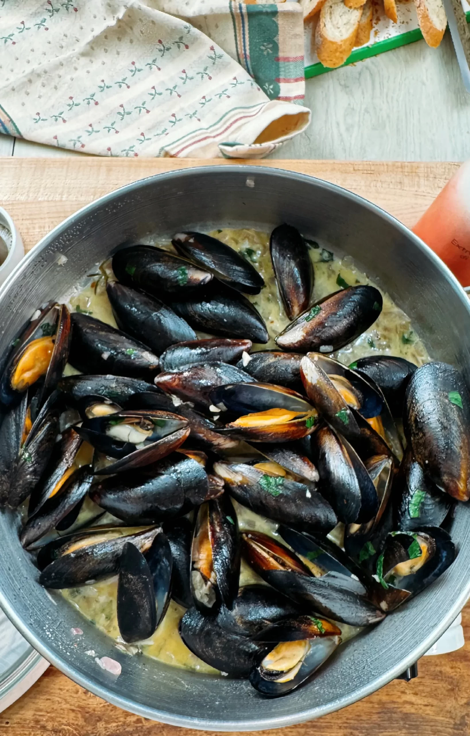Steamed Mussels with White Wine and Garlic Sauce - Chanle kitchen